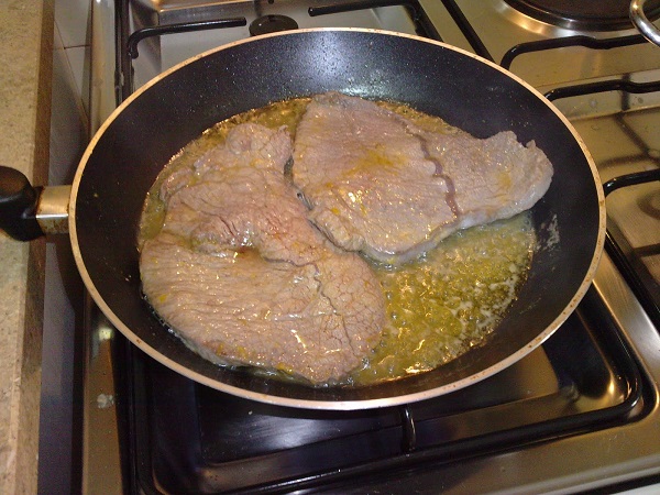 O melhor truque de cozinha de sempre. Aprenda a fritar sem salpicar o fogão