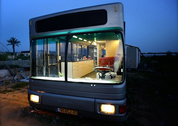 Este velho autocarro foi transformado numa fantástica habitação. É o ...
