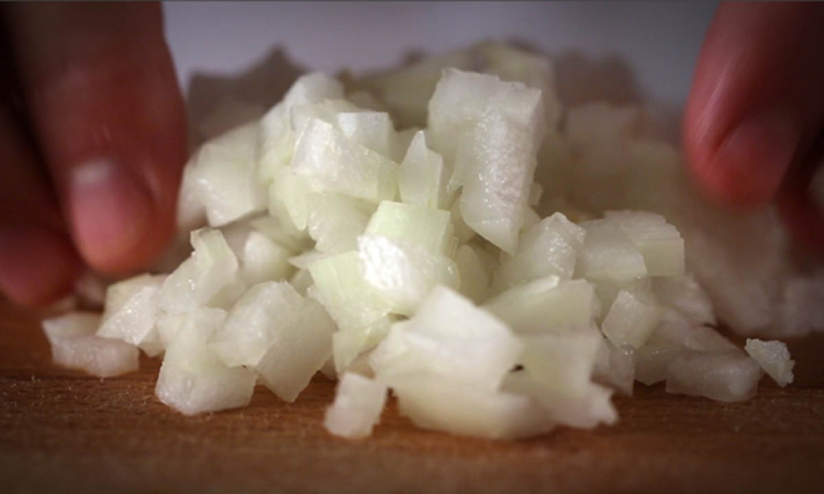 Como picar uma cebola em 20 segundos!